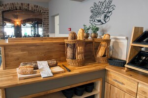 Café da manhã com buffet todos os dias (EUR 16.50 por pessoa) 