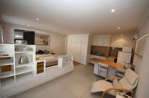 Apartamento, acessível (White Self Catering) | Área de estar | TV LCD