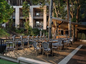 2 bares/lounges, um bar à beira da piscina, um bar junto à piscina 