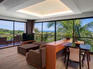 Suíte família, 1 cama King, sacada, vista para o mar | Edredons de pluma, cofres nos quartos, escrivaninha