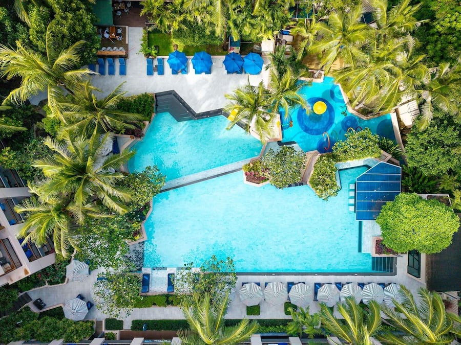 3 piscinas exteriores, guarda-sóis, espreguiçadeiras