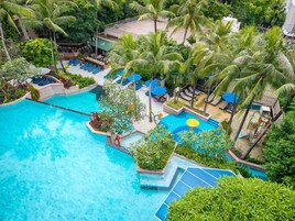 3 piscinas exteriores, guarda-sóis, espreguiçadeiras 