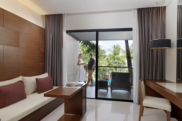 Quarto Superior, 1 cama king-size, varanda, vista para a piscina | 1 quarto, roupa hipoalergénica, edredões de penas