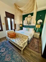 Suite, 2 quartos | Roupa hipoalergénica, camas de colchão pillowtop, cofre no quarto