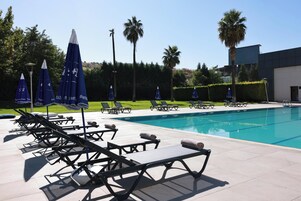 Piscina externa, guarda-sóis, espreguiçadeiras