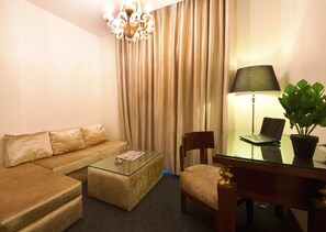Aura Suite Room | Frigobar, cofres nos quartos, escrivaninha