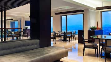 2 bares/lounges, um bar à beira da piscina