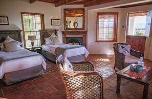 Suite Familiar, 2 quartos | Minibar, cofre no quarto, com decoração personalizada 