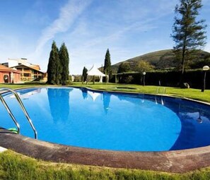 Piscina interior, piscina exterior sazonal, guarda-sóis 