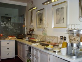 Pequeno-almoço tipo buffet diário incluído 