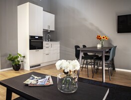 Geladeira, micro-ondas, cooktop, chaleira elétrica