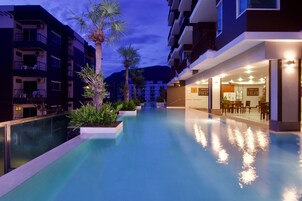 2 piscinas externas, guarda-sóis, espreguiçadeiras