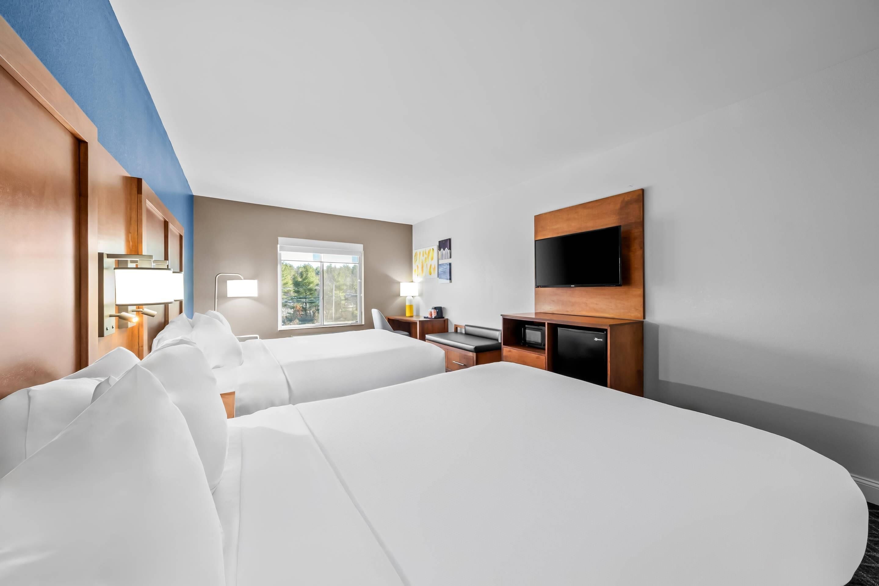 Quarto Standard, 2 camas queen-size, não fumadores | Cofre no quarto, secretária 