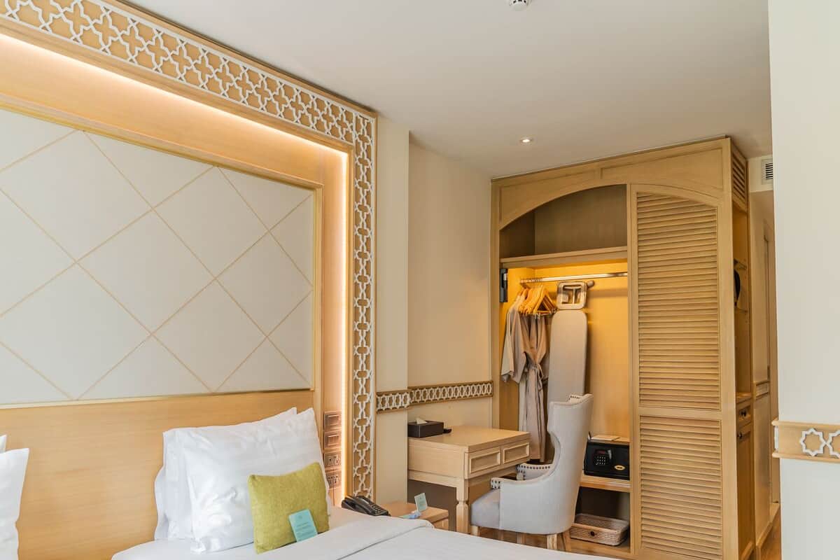 Quarto luxo | Camas Select Comfort, cofres nos quartos, escrivaninha