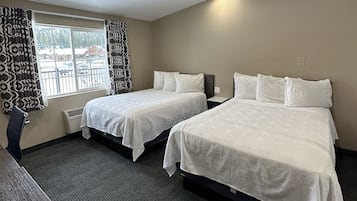 Quarto triplo, 2 quartos, para não fumantes | Cortinas blackout, ferros/tábuas de passar roupa, Wi-Fi de cortesia