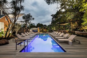 Piscina exterior, espreguiçadeiras 