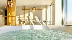 Uma área de spa com hidromassagem, espreguiçadeiras e um painel de madeira decorado com flores pendentes.
