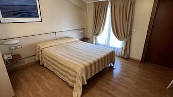 Quarto Duplo Empresarial | Camas de colchão pillowtop, minibar, cofre no quarto, secretária