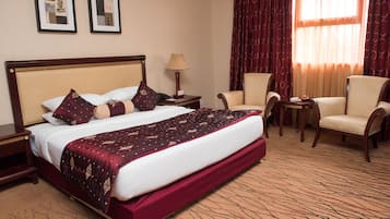 Quarto luxo | Frigobar, cofres nos quartos, escrivaninha, cortinas blackout