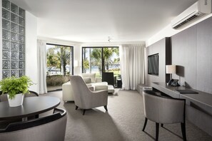 Suíte exclusiva, sacada, vista para o rio | Área de estar | TV LCD, filmes pagos