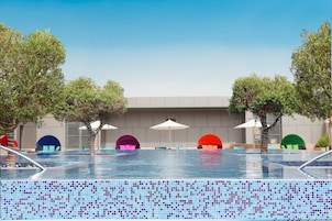 Piscina exterior, da(s) 6:00 à(s) 20:00, guarda-sóis, espreguiçadeiras