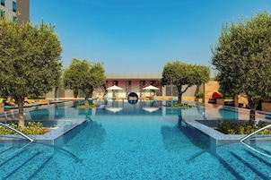 Piscina externa, funciona das 6h às 20h, guarda-sóis, espreguiçadeiras