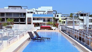 Piscina interior, piscina exterior, guarda-sóis, espreguiçadeiras 