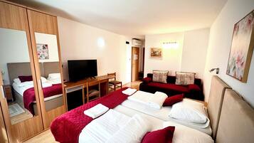 Quarto família | Cofres nos quartos, escrivaninha, espaço de trabalho para notebook