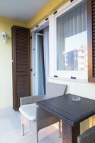 Quarto Económico | Cofre no quarto, secretária 