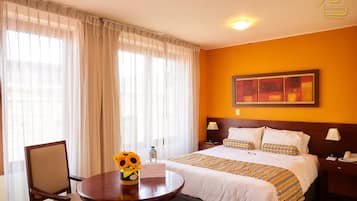 Quarto superior, 1 cama Queen, para não fumantes | Roupas de cama premium, edredons de pluma, cortinas blackout
