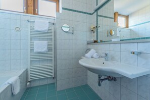 Quarto casal | Banheiro | Chuveiro, secador de cabelo, toalhas de banho, sabonete