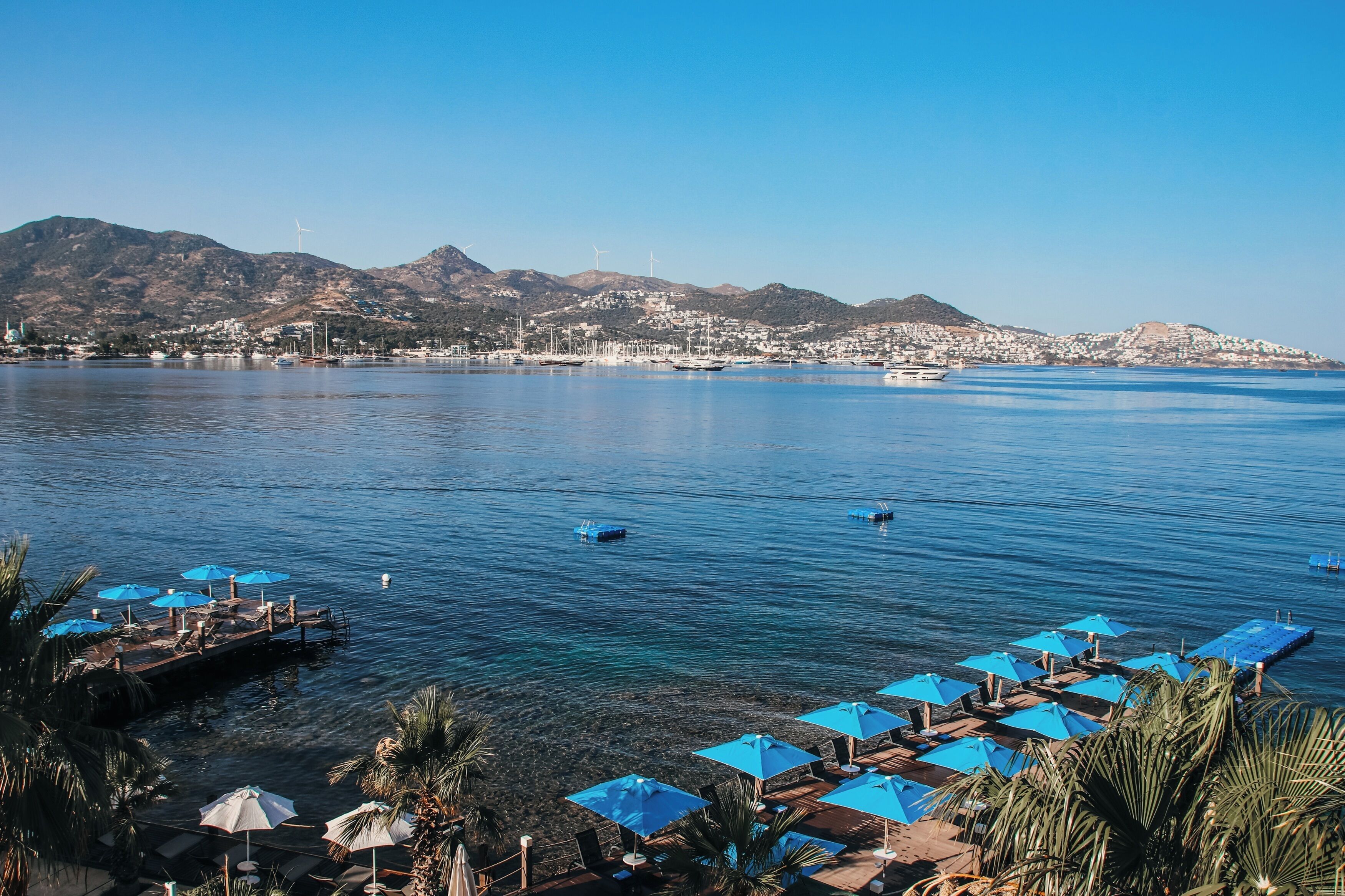 Uma praia privada, espreguiçadeiras, toalhas de praia 