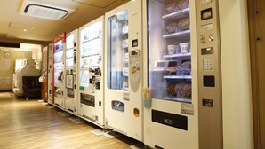 Uma fileira de máquinas de venda automática em um corredor.
