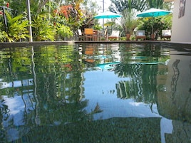Piscina exterior, guarda-sóis, espreguiçadeiras