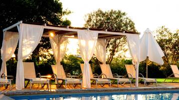 Piscina exterior sazonal, guarda-sóis, espreguiçadeiras