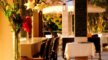 Serviço de almoço, culinária mediterrânea, vistas para a piscina