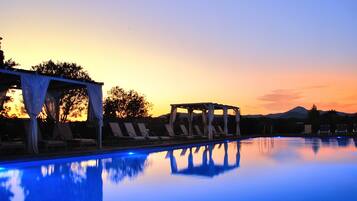 Piscina externa sazonal, guarda-sóis, espreguiçadeiras