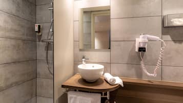 Quarto casal econômico | Comodidades do banheiro | Chuveiro, secador de cabelo, toalhas de banho