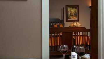 Quarto, banheiro privativo (06 Allen Urquhart Room) | Individualmente decorados, ferros/tábuas de passar roupa