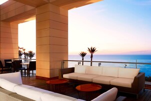 Serve café da manhã, almoço e jantar 