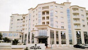 Um hotel de vários andares com design arquitetônico moderno, com varandas e janelas amplas.