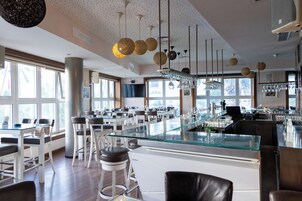 2 bares/lounges, bar ao lado da piscina