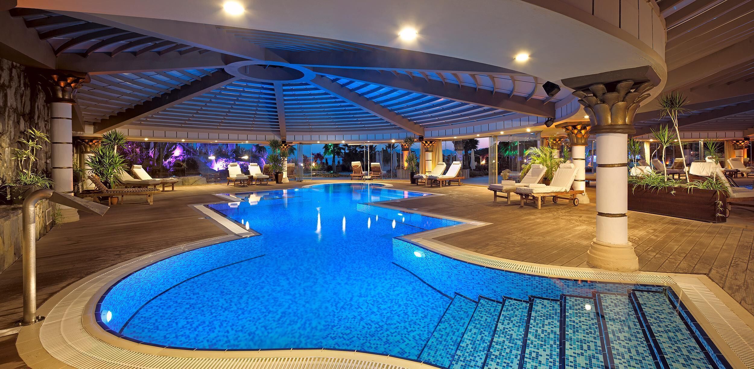 2 piscinas interiores, piscina exterior sazonal, toldos (sobretaxa) 