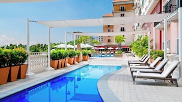 Piscina exterior, toldos gratuitos, guarda-sóis