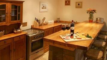 Casa de Campo de Luxo (Vine) | Cozinha privada | Um frigorífico, um micro-ondas, uma chaleira elétrica, uma torradeira