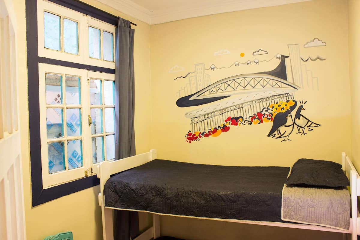 Cortinas blackout, ferros/tábuas de passar roupa, Wi-Fi de cortesia