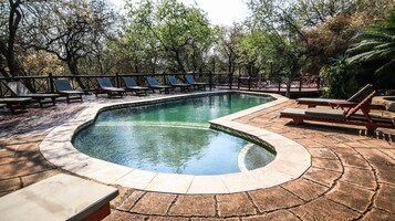 Piscina externa, funciona das 7h às 19h, guarda-sóis, espreguiçadeiras