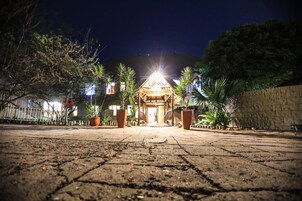 Fachada da propriedade à noite