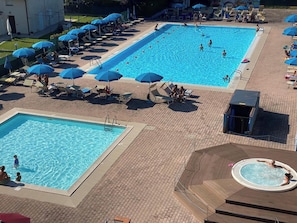 Piscina externa sazonal, funciona das 10h às 20h, guarda-sóis