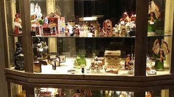 Vitrine de vidro em vários níveis, com várias figuras e objetos decorativos.